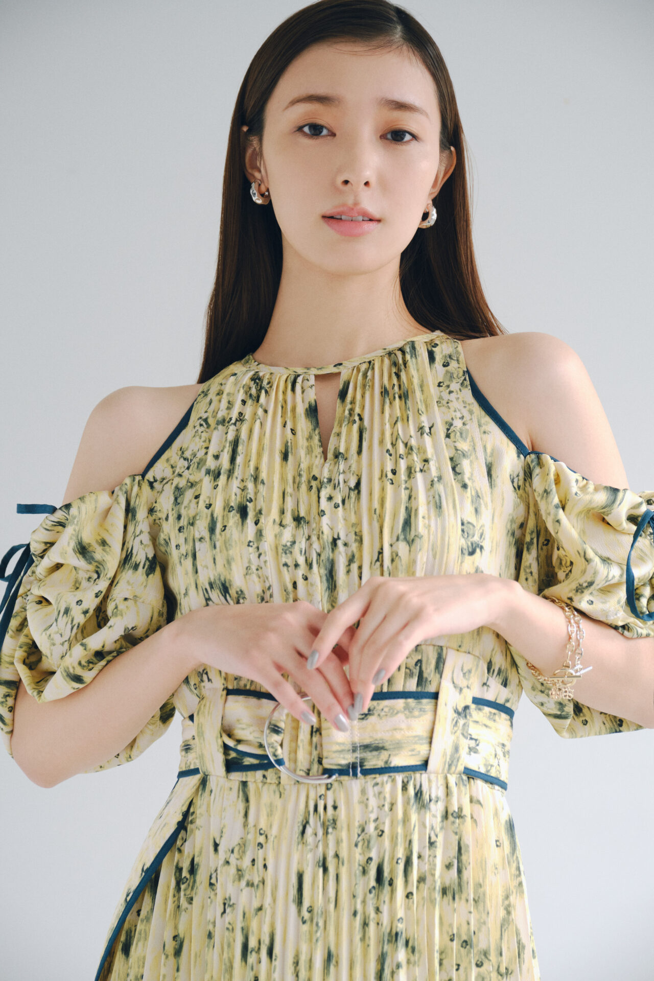 CanCam専属モデルで女優の宮本茉由を起用したSNIDELのセンシュアルムード漂う春のLOOKコレクション "Graceful Spring"が公開 | ihme[イフミー]